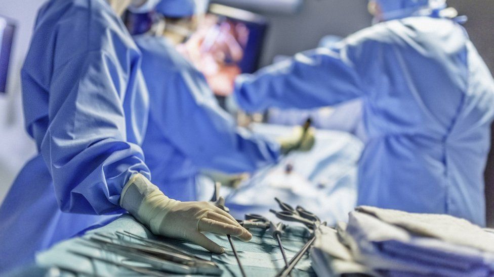 Weekend emergency surgery 'not more risky' - BBC News