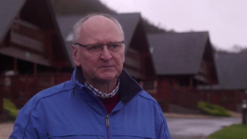 Chwech o bobl i gael cwrdd tu allan o ddydd Sadwrn - BBC Cymru Fyw