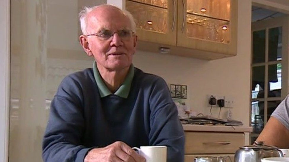 Arriva apologises for Leicestershire ambulance delays - BBC News