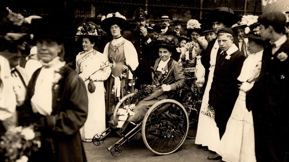 The new podcast ‘smashing the box’ of disabled feminism - BBC News