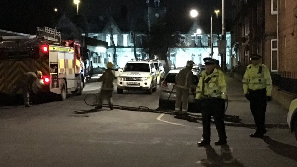 Four arrested after riot police called to Glasgow flat - BBC News