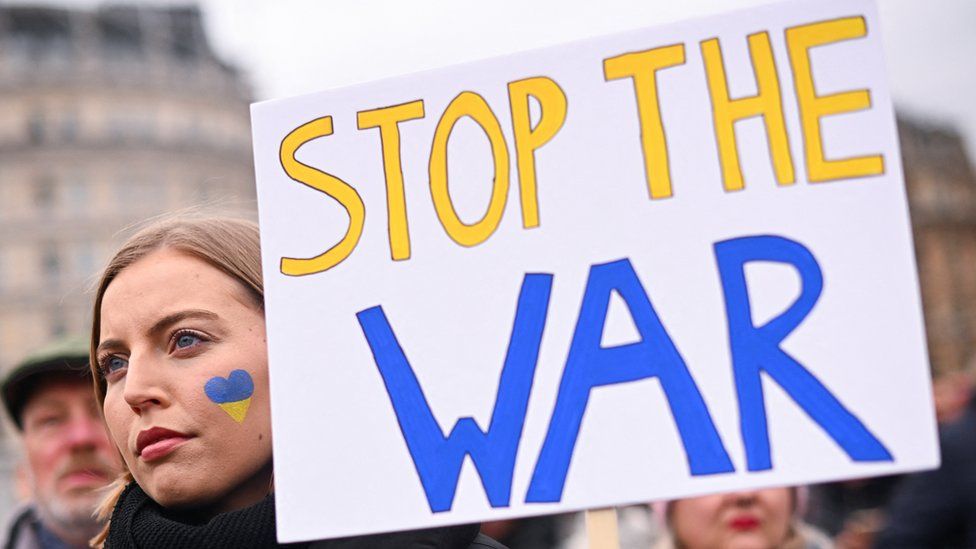 Hundreds gather in Trafalgar Square to protest Ukraine invasion - BBC News