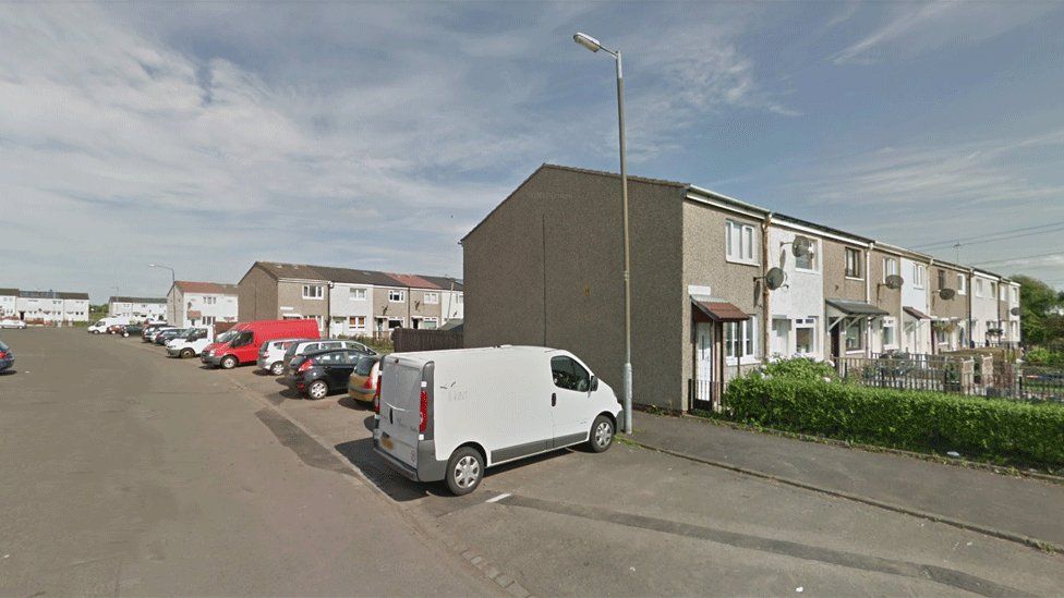 Man found in Easterhouse street with serious head injuries - BBC News