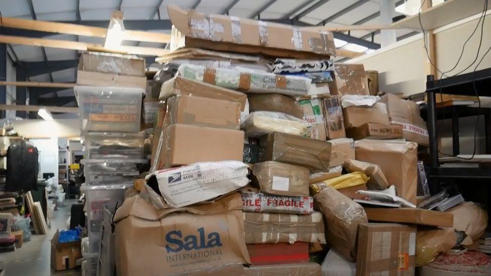 Huge Nottingham 'hoarder' collection 'could fetch £1m' - BBC News