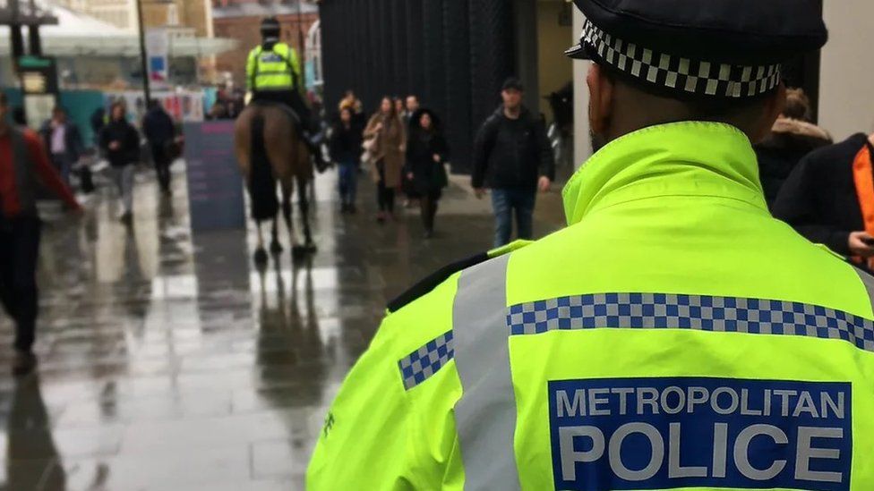 London violence: Hundreds arrested during weapons crackdown - BBC News