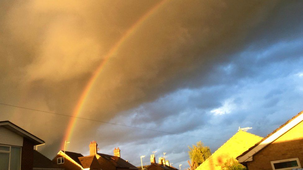 Double rainbow appears during clap for carers tribute - BBC News