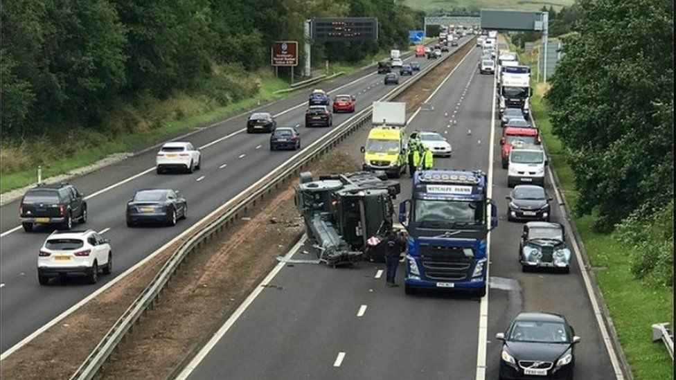 Major delays after lorry sheds its load on M90 at Dunfermline - BBC News