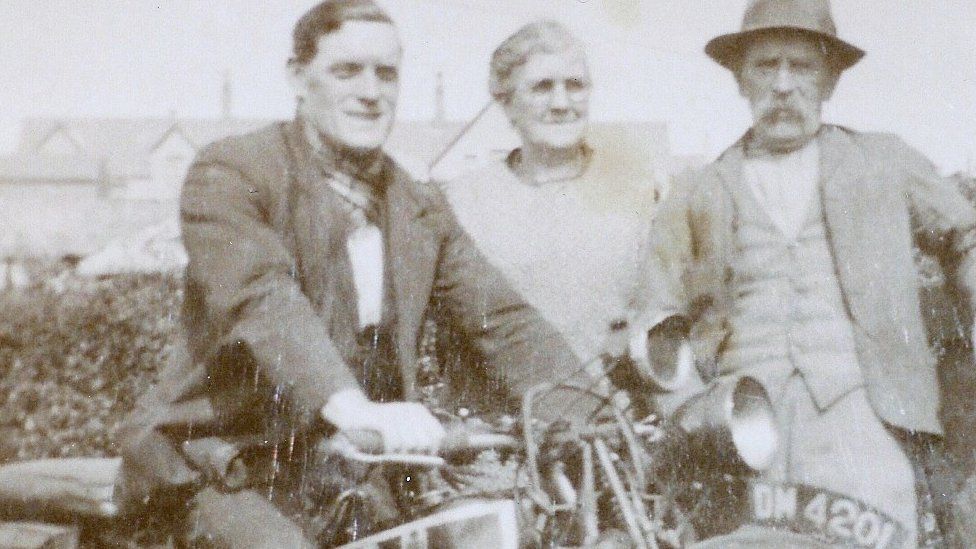 Teulu o Ddyffryn Nantlle am ddod o hyd i gerflun coll - BBC Cymru Fyw