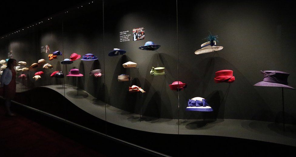 In Pictures: 90 years of The Queen's Wardrobe - BBC News