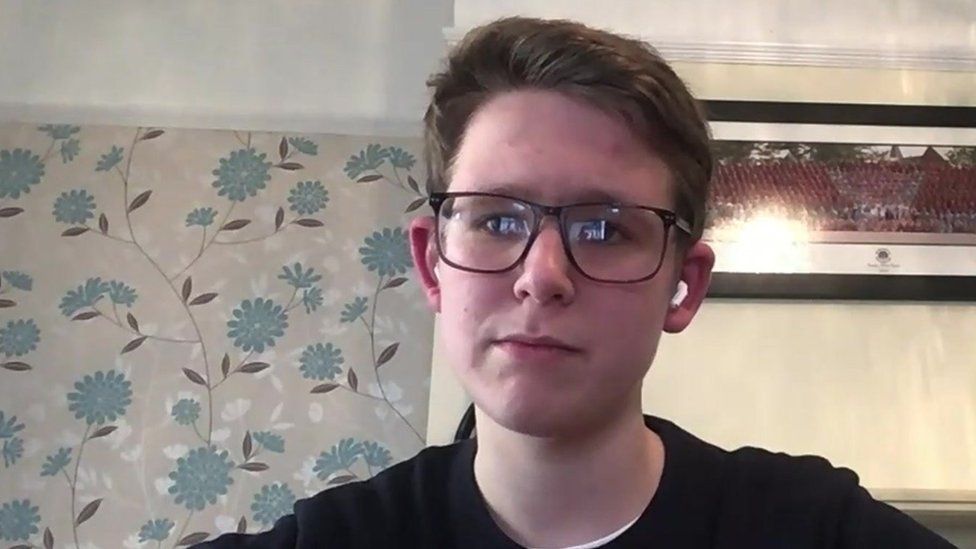 Covid-19: 'Nifer o blant yn poeni, yn unig ac yn drist' - BBC Cymru Fyw