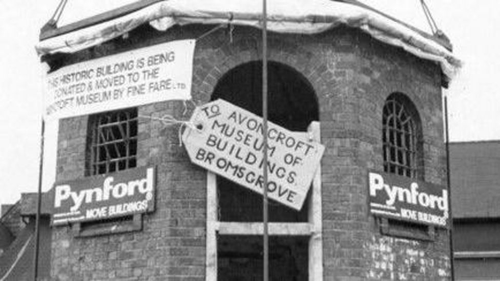 Crooked House: Experts say rebuild could be complicated - BBC News