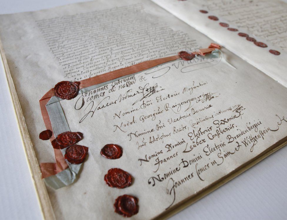 In pictures: Secrets of French diplomacy - BBC News