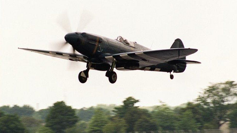 Kent Spitfire fleet 'to fly England team home' - BBC News