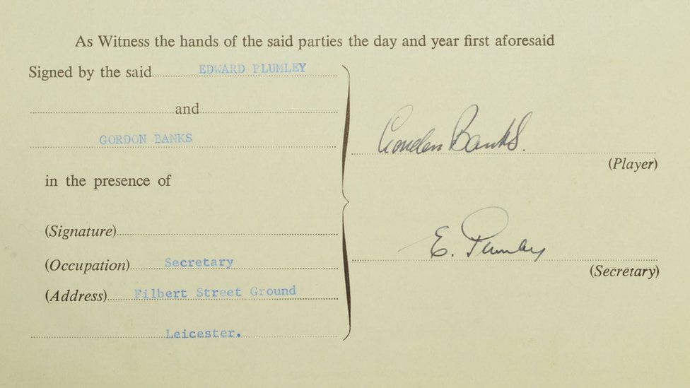 Gordon Banks: World Cup winner's contracts up for sale - BBC News