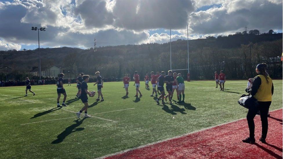 Tîm rygbi dan-18 Cymru yn serennu yn erbyn Yr Alban - BBC Cymru Fyw