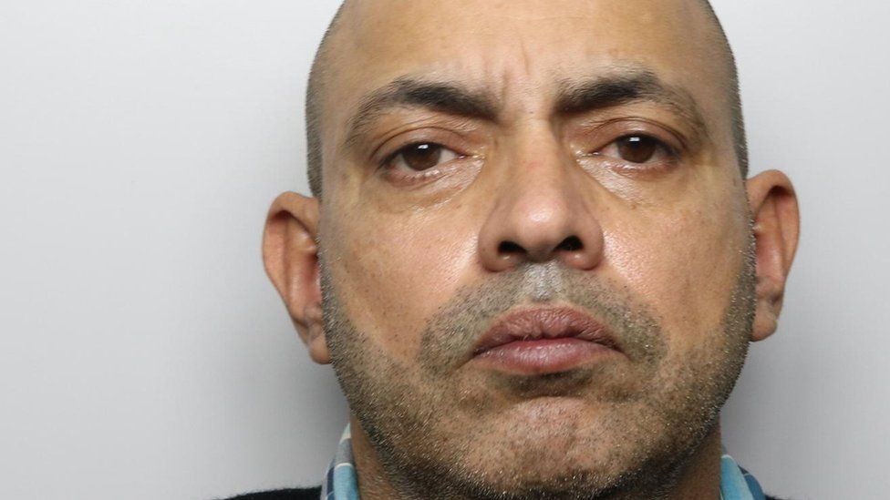 Rapist Mohammed Ibrar Aslam caught on plane about to take off - BBC News