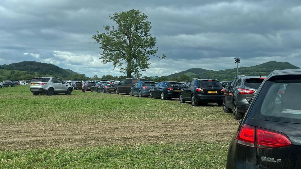 Eisteddfod yr Urdd: Ymddiheuro am 'anghyfleustra' maes parcio - BBC ...