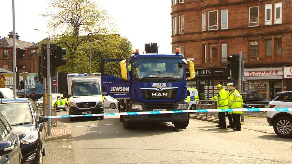 Cyclist dies after lorry crash in Glasgow - BBC News