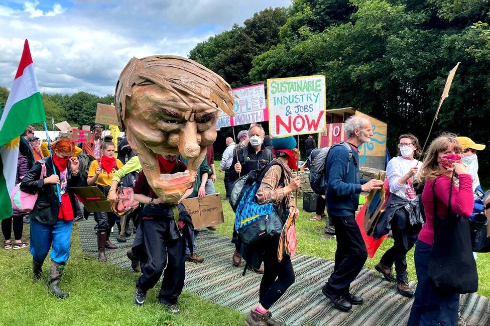 Climate activists arrested at Grangemouth oil refinery - BBC News