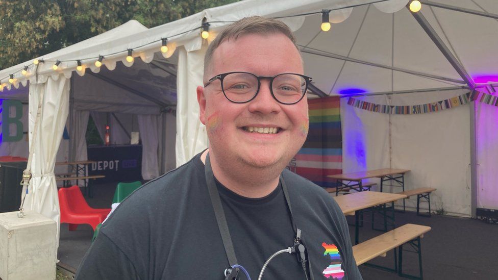 Miloedd yn dathlu yng ngorymdaith fwyaf Pride Cymru - BBC Cymru Fyw