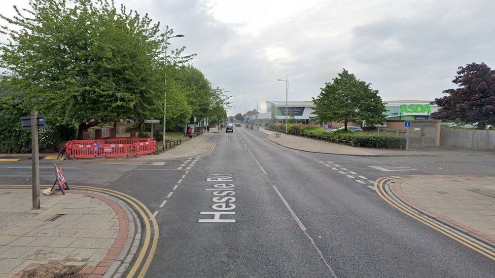 Hull: Murder investigation launched after stabbing - BBC News