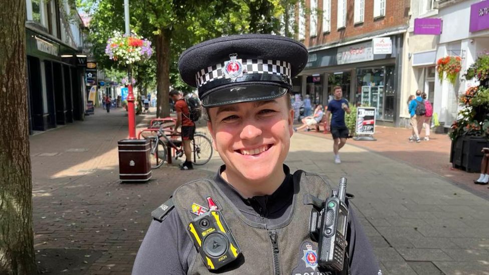 Popular police officer retires after 23 years on the beat - BBC News
