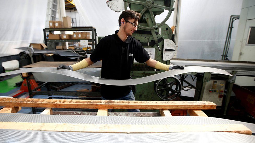 UK exports 'show signs' of pound boost - BBC News