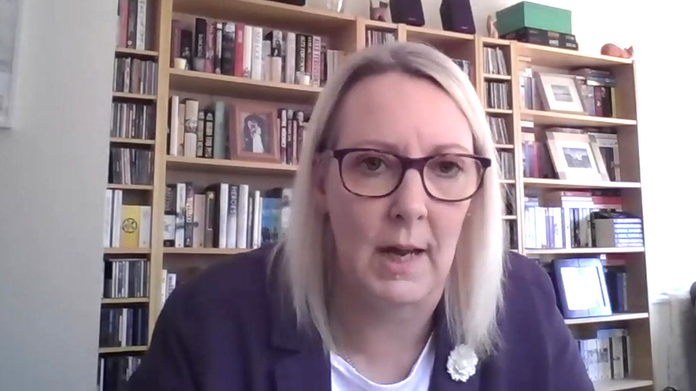 Social care: Age Cymru calls for debate on funding - BBC News