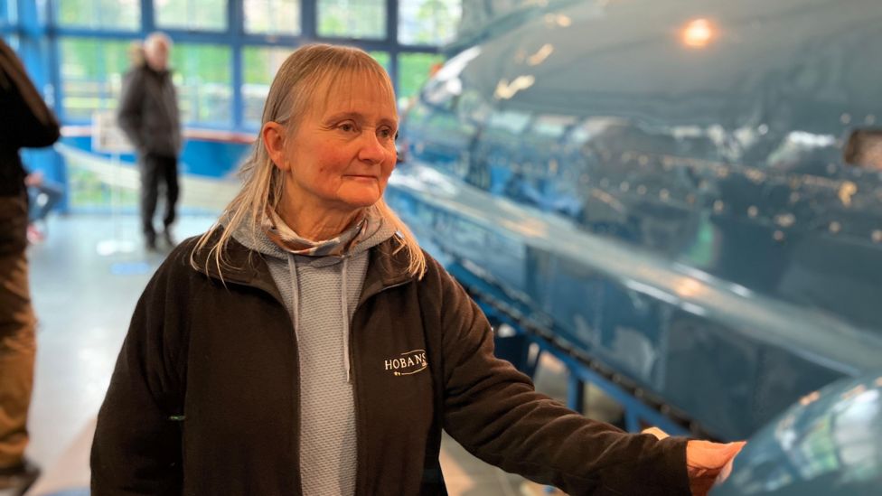 People flock to see Donald Campbell's Bluebird in Coniston - BBC News