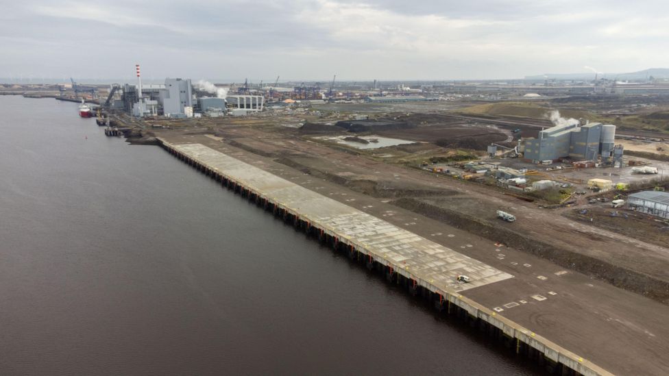 First phase complete of Teesworks' South Bank heavy lift quay - BBC News
