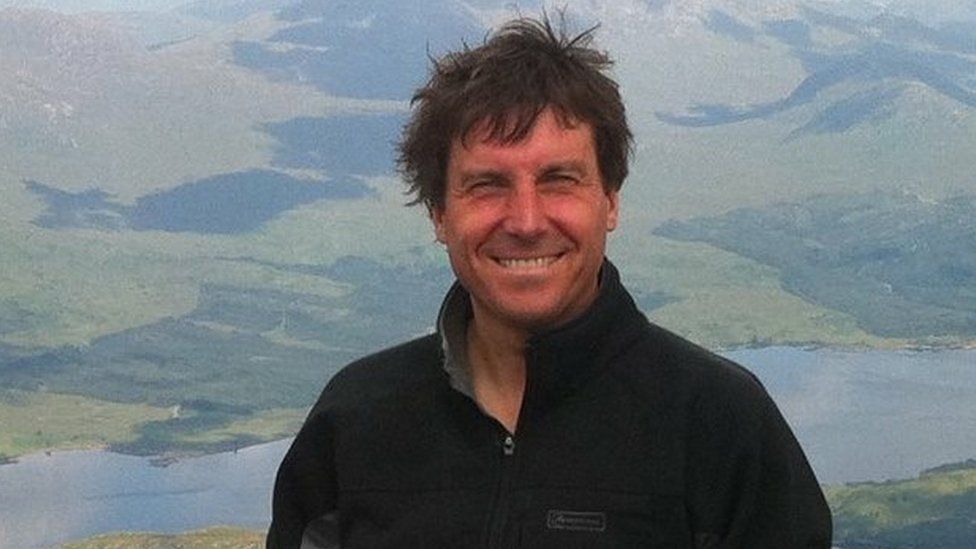 Achub englynion bedd gyda ‘shaving foam’! - BBC Cymru Fyw