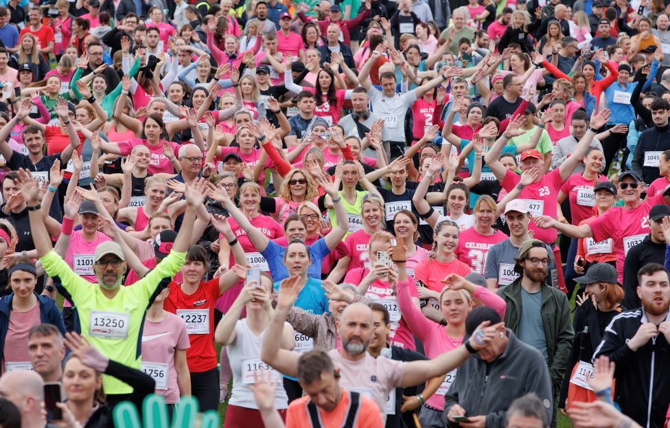 Race For Life runners are in the pink - BBC News
