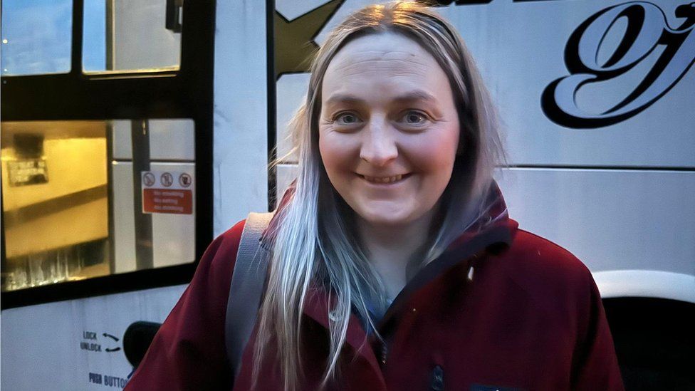 Miloedd o ffermwyr yn protestio o flaen y Senedd - BBC Cymru Fyw