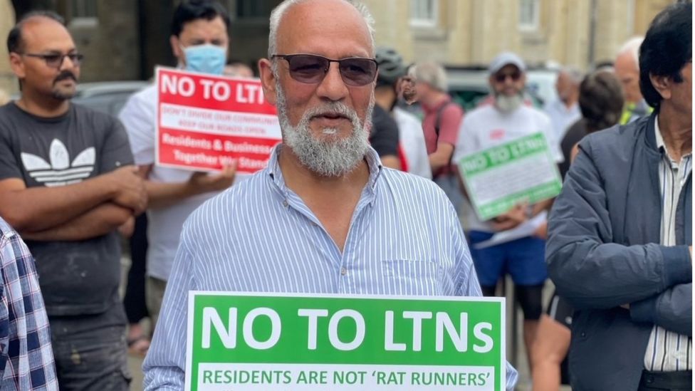 Residents protest over Cowley Low Traffic Neighbourhoods - BBC News