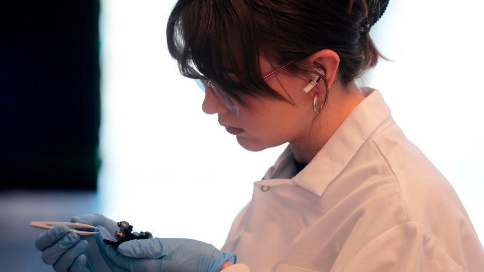 Elon Musk: Computer chip inserted in human brain by Neuralink - BBC ...