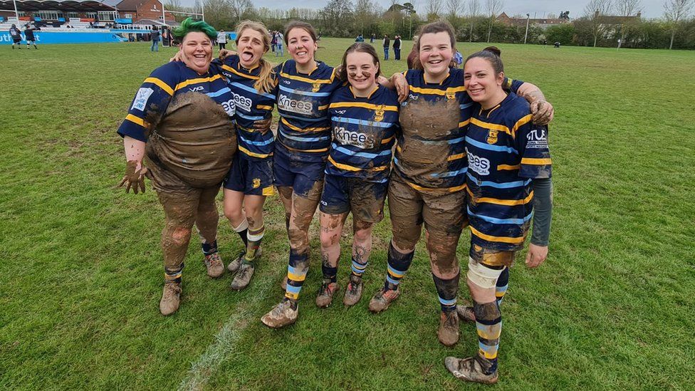 Trowbridge Rugby Club women's team praised for helping crash victims ...