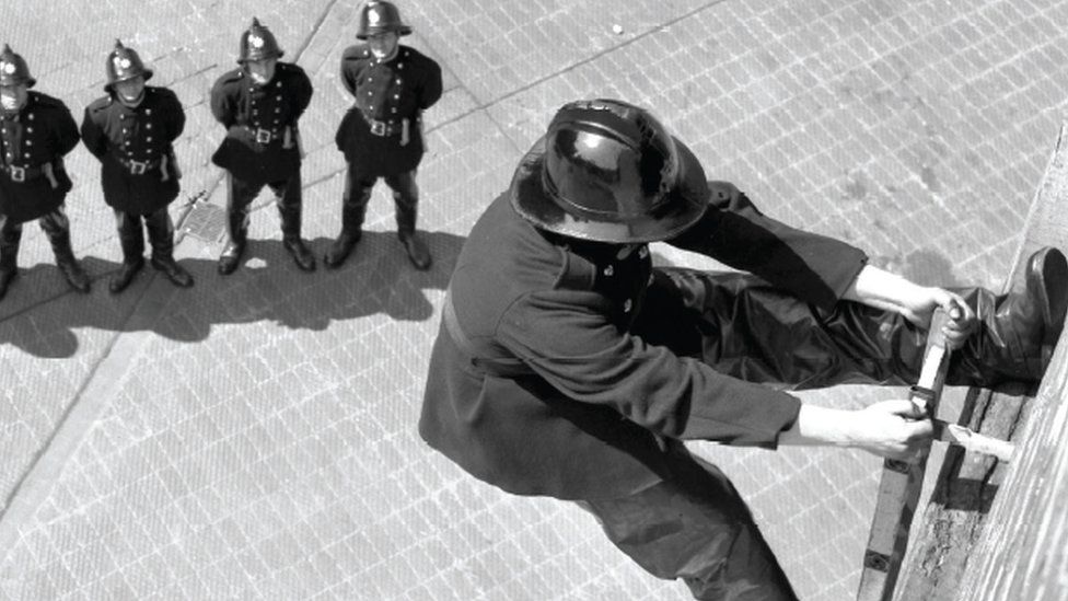 Nostalgic photos show 150 years of London Fire Brigade - BBC News