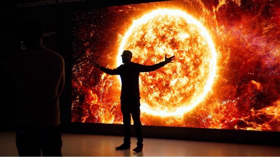 Sony creates colossal 16K screen in Japan - BBC News