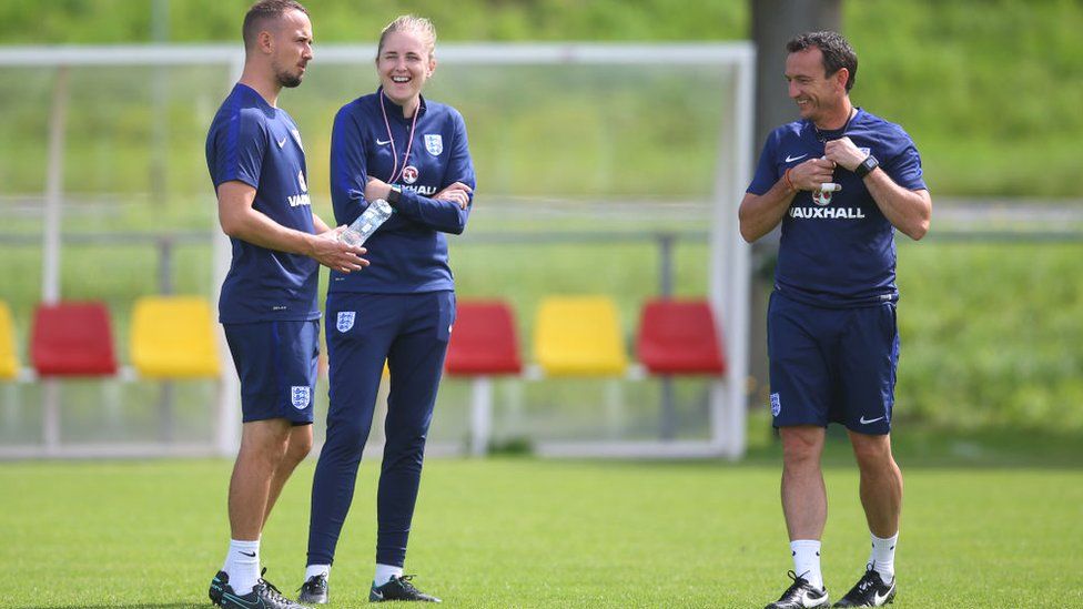 Pennod newydd i dîm pêl-droed merched Cymru - BBC Cymru Fyw