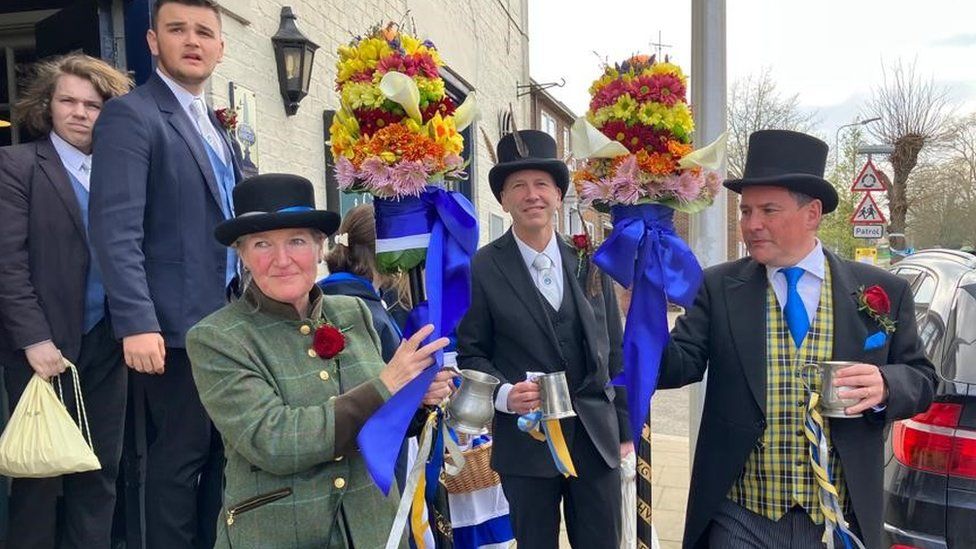 Hocktide in Hungerford: Tutti-men and women hand out oranges - BBC News