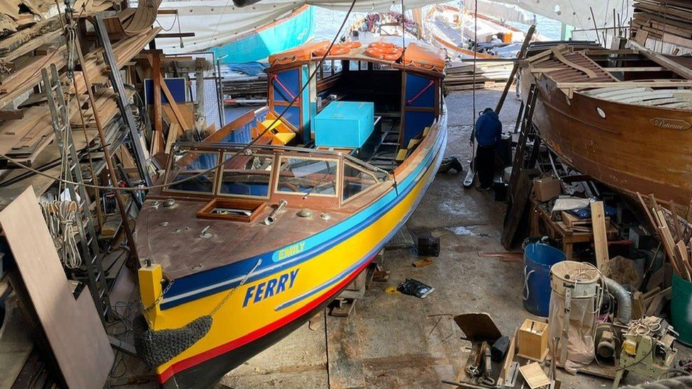 Historic ferry boat returns to Bristol Harbour - BBC News