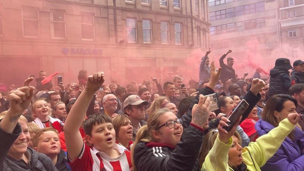 Sheffield United victory parade: Thousands of fans turn out - BBC News