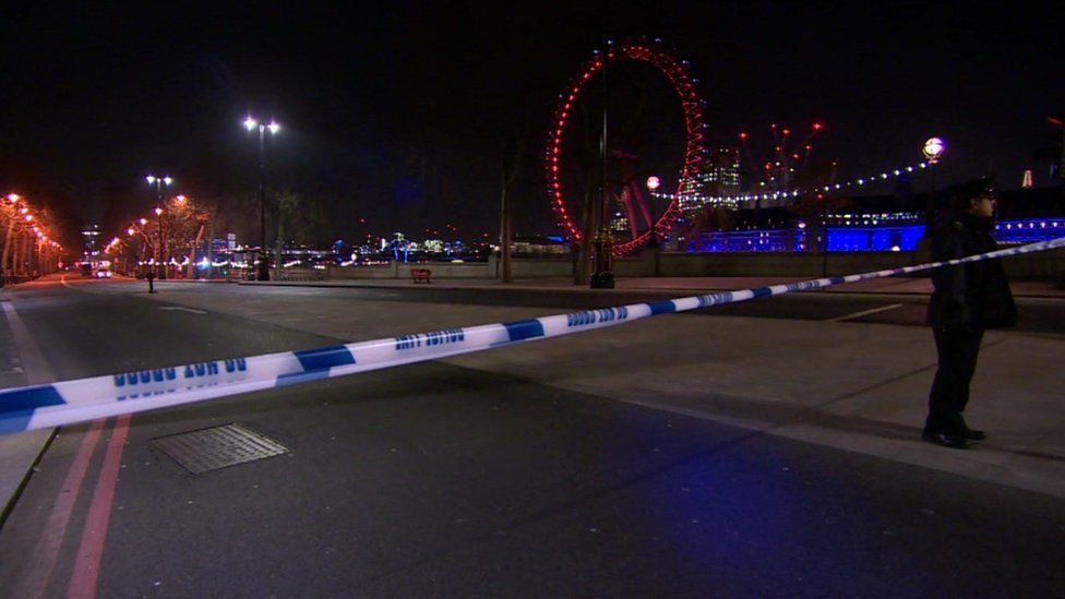 World War Two bomb removed from River Thames and exploded - BBC News