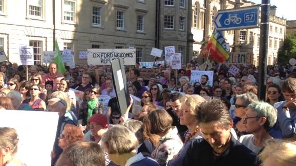 Migrant crisis: Crowds gather in Oxford to support refugees - BBC News