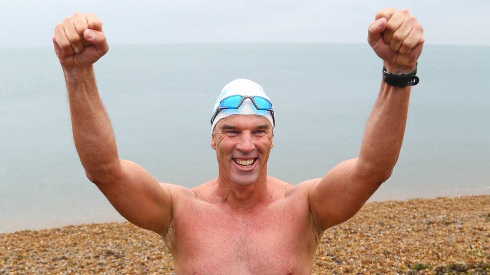 Lewis Pugh swims the Hudson in water quality fight - BBC News