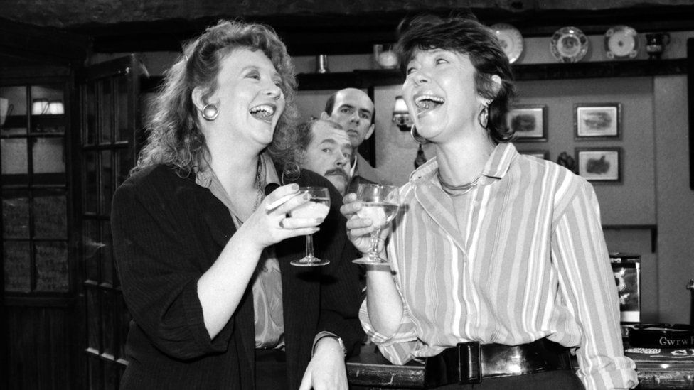 Ateb y Galw: Yr actores Sue Roderick - BBC Cymru Fyw