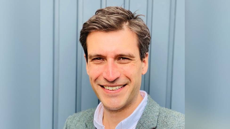 Vaping: We should follow Australia's ban, says teacher - BBC News