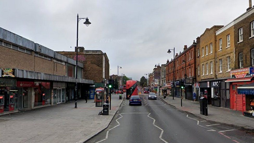 Haringey: Murder probe after man stabbed to death - BBC News