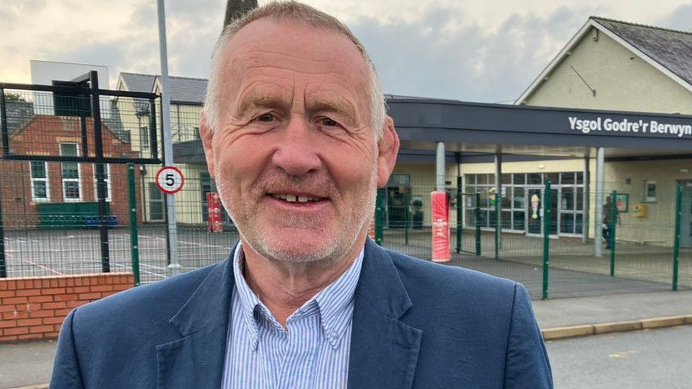 Terfyn cyflymder newydd 20mya yn dod i rym - BBC Cymru Fyw