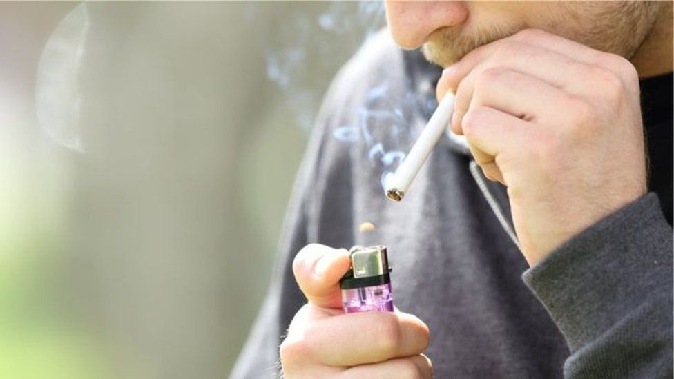 Smoke levels in Scottish jails fell by 80% after ban - BBC News